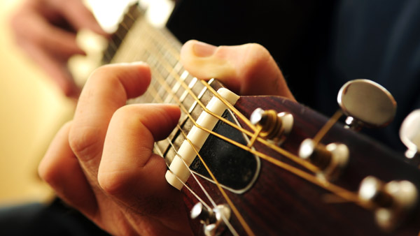 ENKLA STEG FÖR NYBÖRJARE PÅ GITARR (ackord)